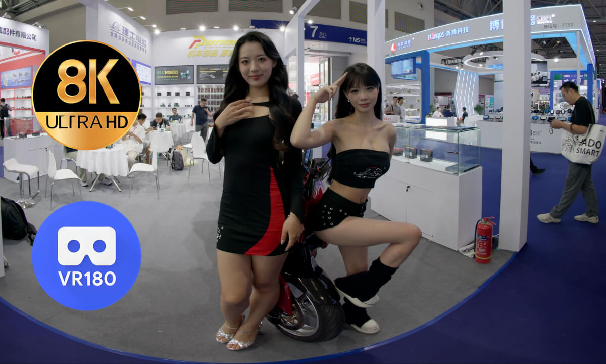 Two girls at the LEOCH Booth | DeoVR