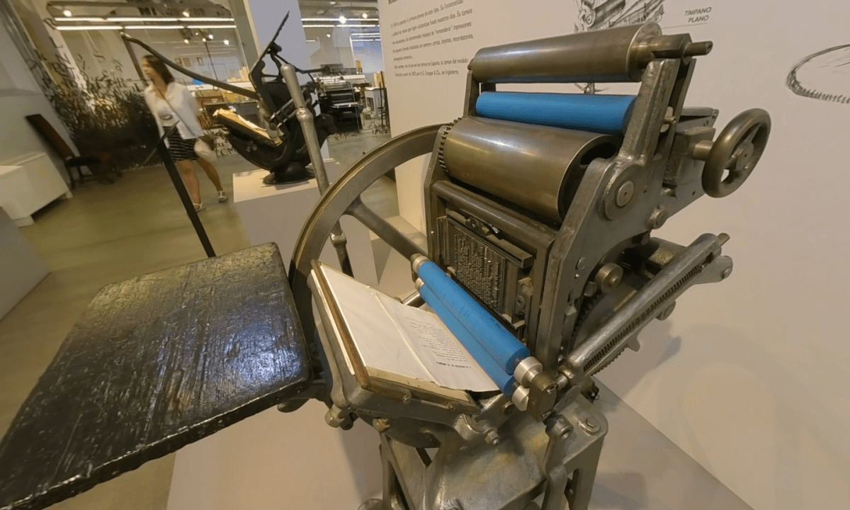 Old printing factory in Madrid - antonbcn - VR Video | DeoVR