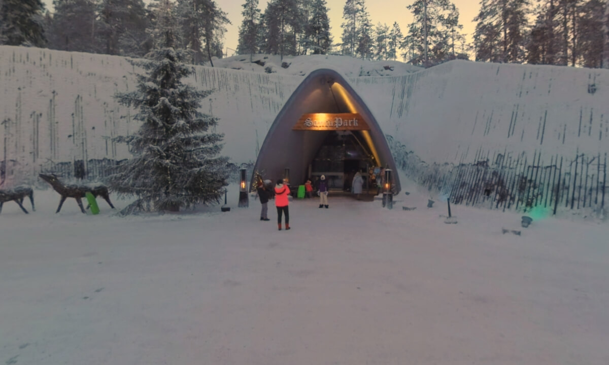 360 VR Visitors in Santa Park. Rovaniemi, Finland | DeoVR