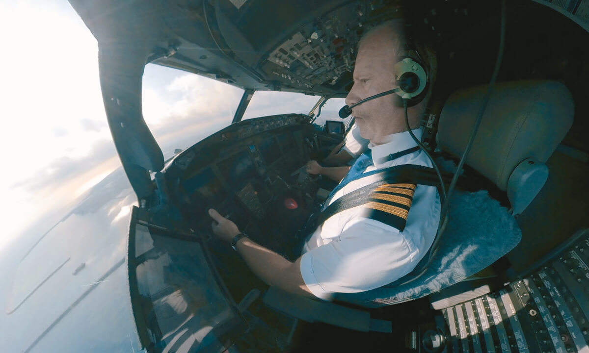 Boeing 737 Approach and Landinch 360 Cockpit View | DeoVR