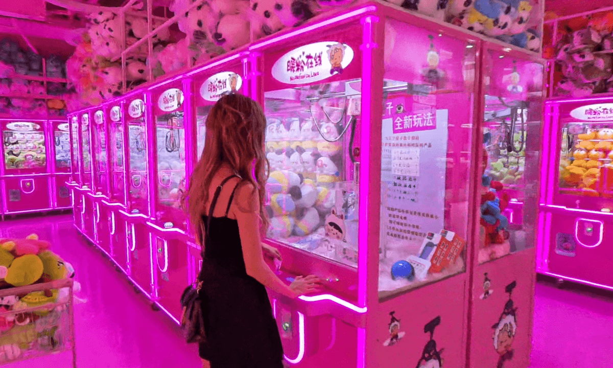 Pink clapper machine store in Chengdu, China | 成都粉色抓娃娃机店