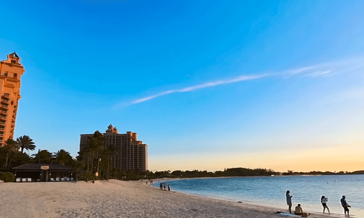 Paradise Beach Walk Atlantis Bahamas 8K SDR 360 VR | DeoVR
