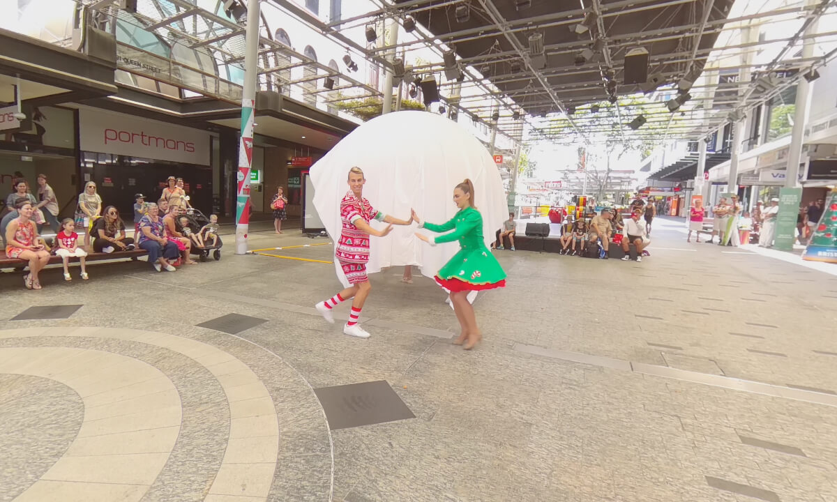 360 8k vr christmas - cynthiacabello - VR Video | DeoVR