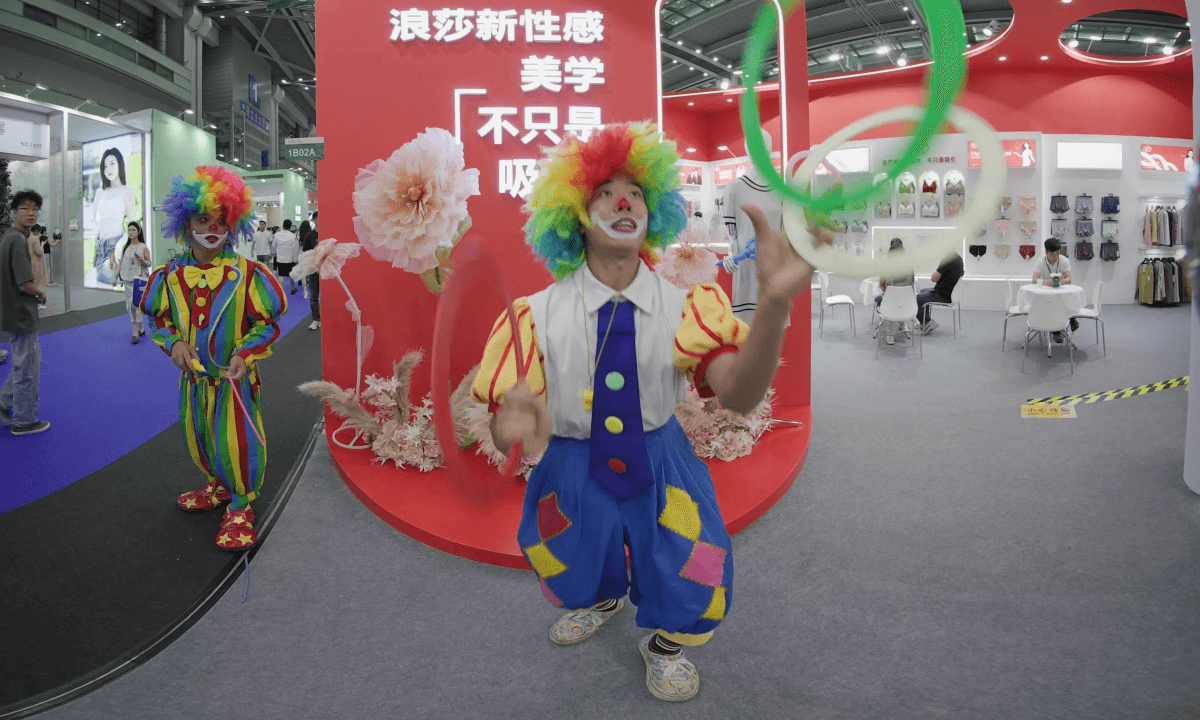 A clown show at the LANSWE booth | DeoVR