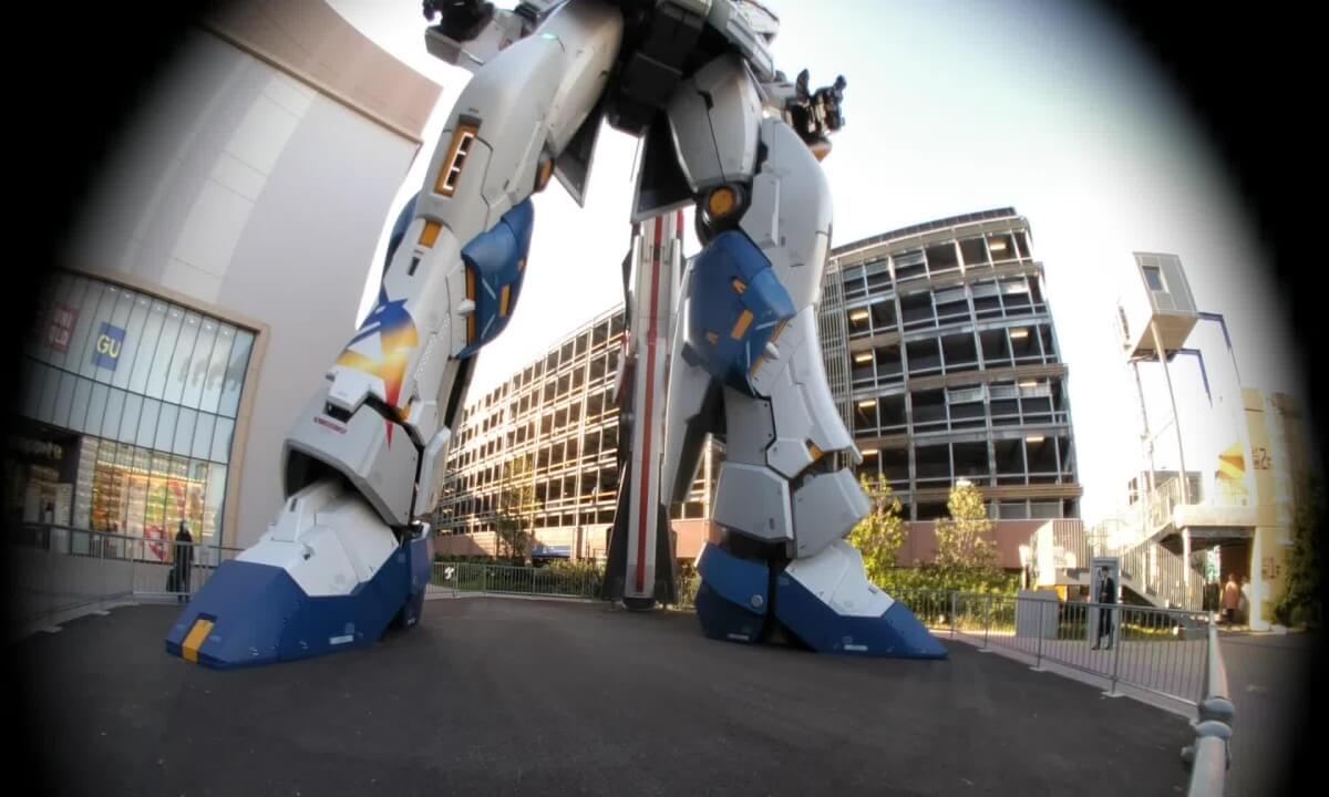 Nu Gundam statue at Lalaport Fukuoka in Hakata, Japan