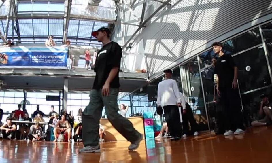 Breakdance - old song - Yuval - VR Video | DeoVR