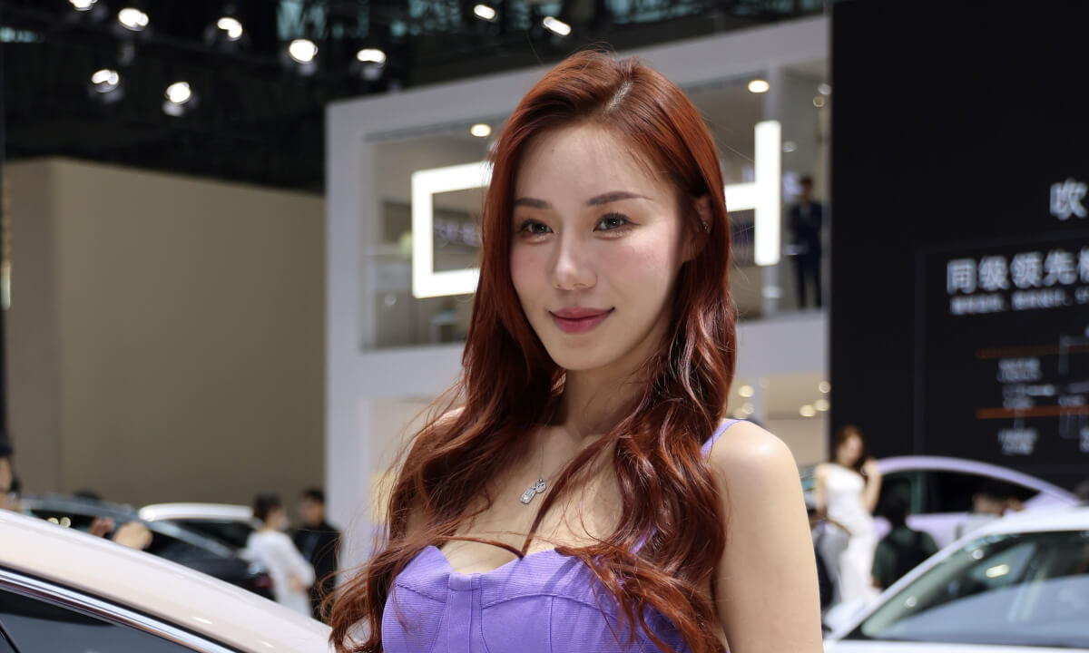 Professional model working at car show | DeoVR