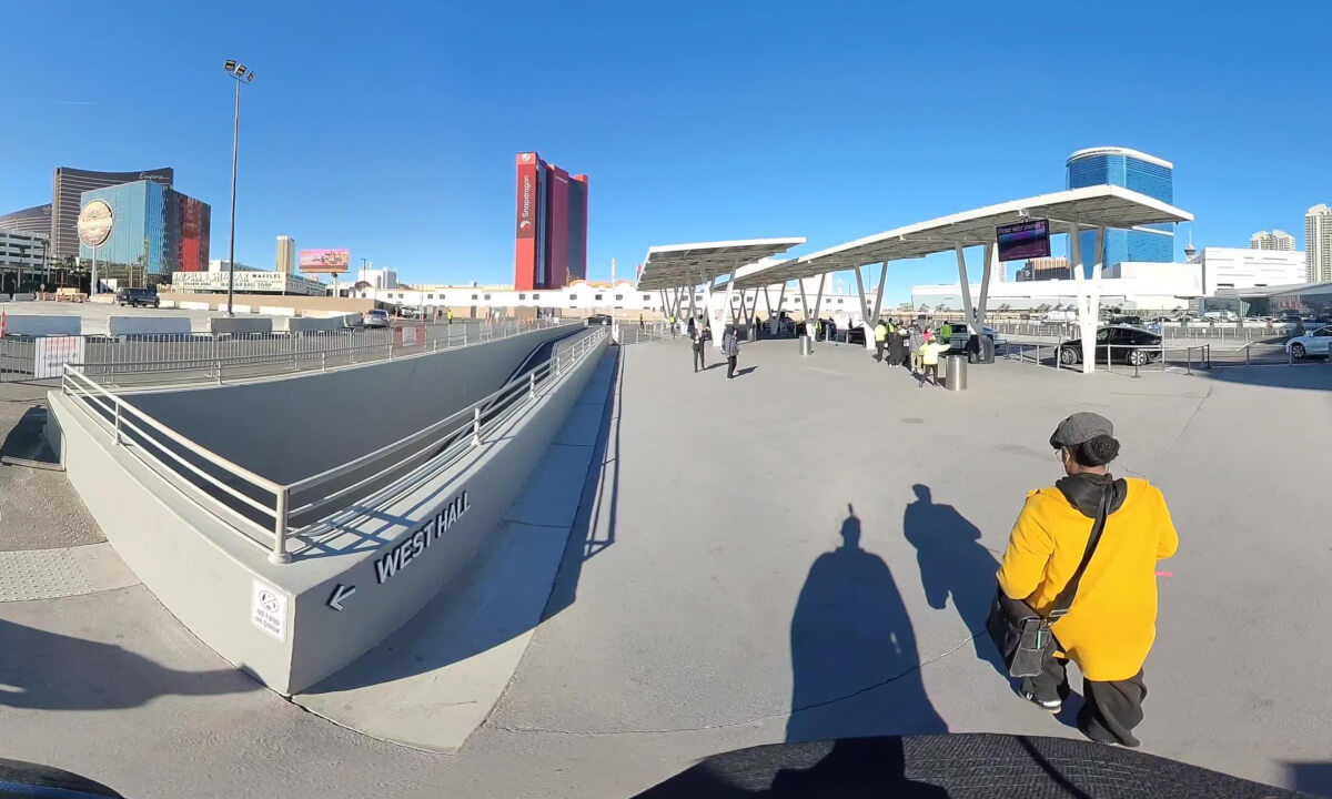Tesla Loop at CES 2025 in 360°: Immersive Ride Between Buildings!