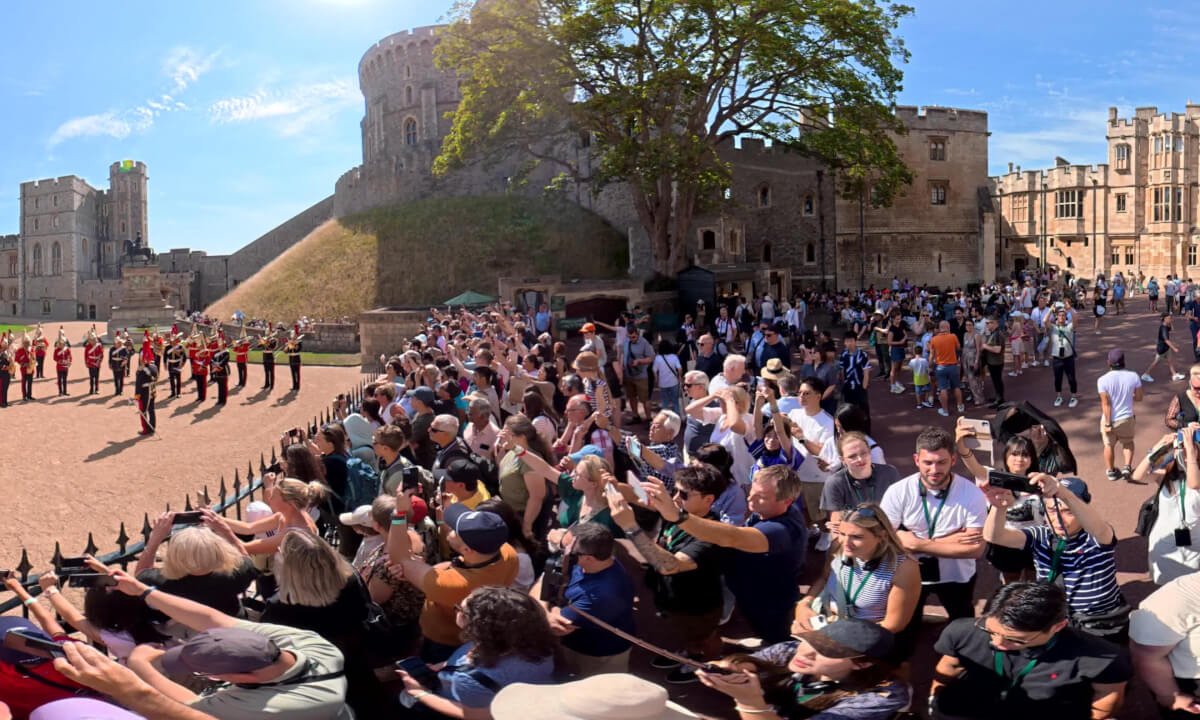 Walking tour of Windsor Castle in UK - 8K | DeoVR