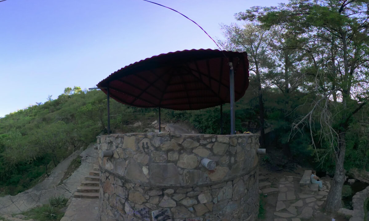 Poza en el Paseo de Las Campanas | DeoVR
