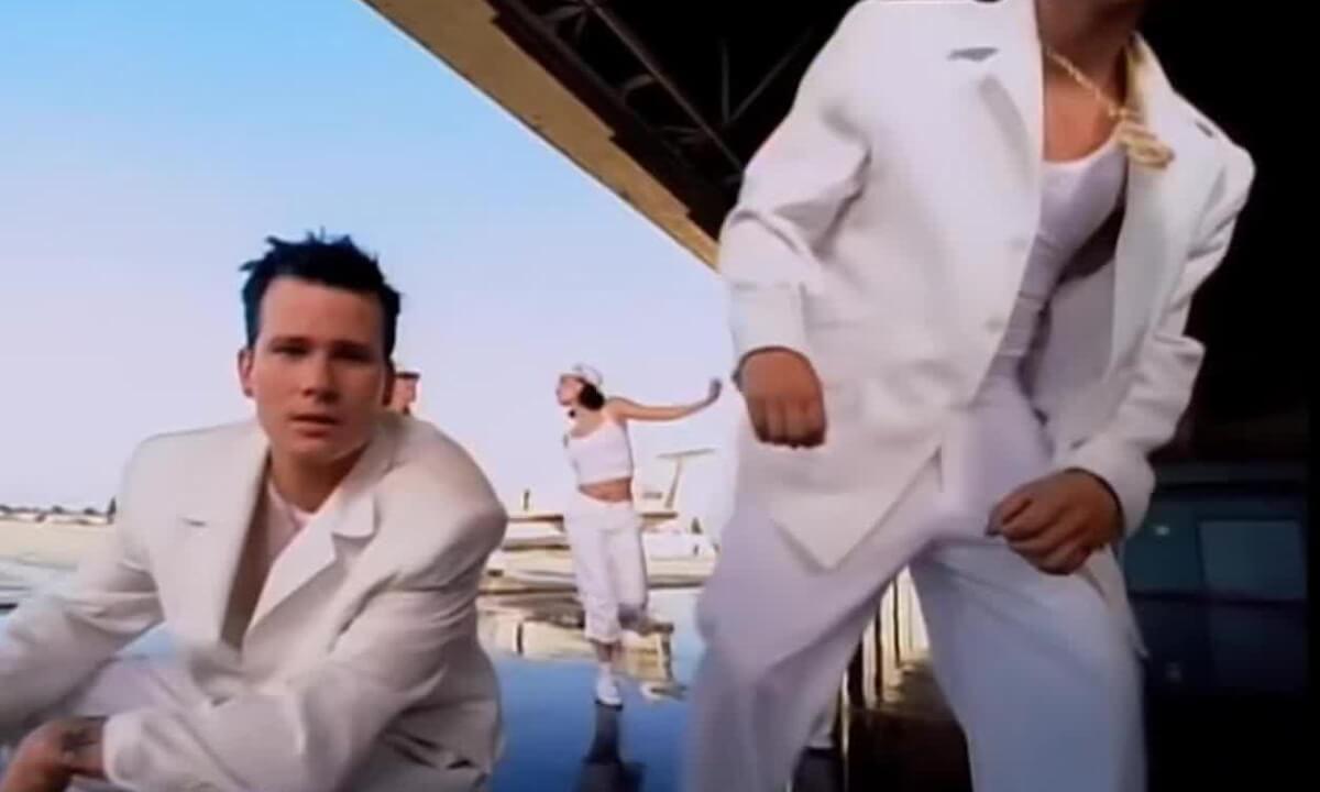 blink-182 - All The Small Things (Remastered)_Full-HD_55_5_RIGHT_ONLY ...