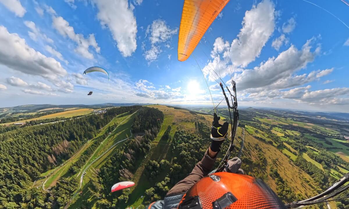 360° 8K Paragliding #349: Long Soaring Flight in strong north winds on ...
