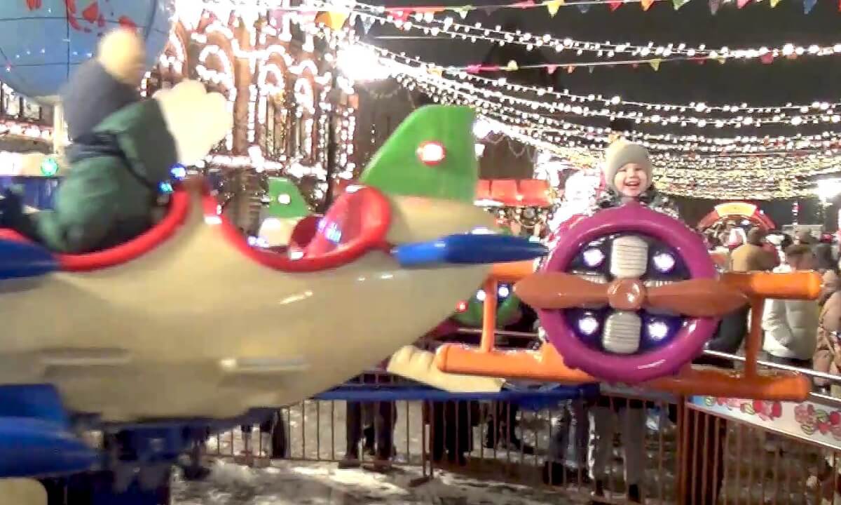 Red Square Fair - 3D SBS VIDEO - VR Video | DeoVR