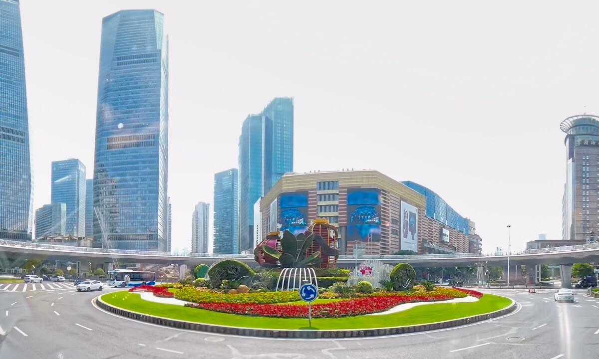 Take a 360° sightseeing bus tour in Pudong, Shanghai | DeoVR